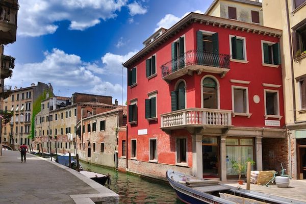 Do people actually live in Venice? Venice Insider Guide